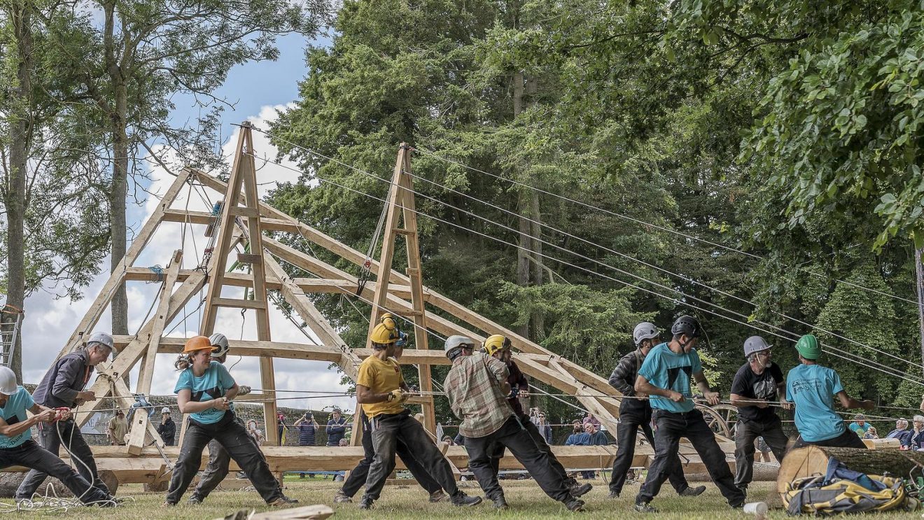 En images, les charpentiers sans frontières reconstruisent une ferme de ...